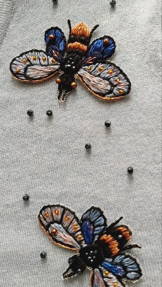 Две пчелки, вышивка на фатине мулине в 2 нити.