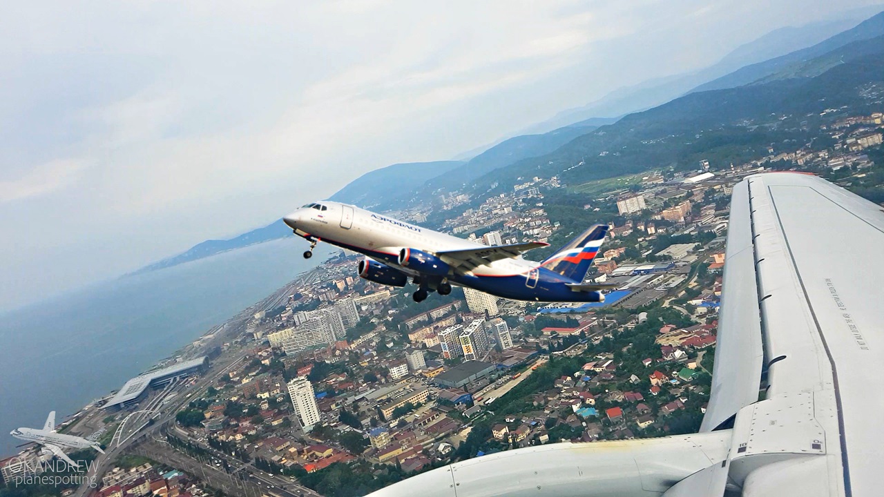 Самолет Сухой Суперджет 100 - стремительный взлёт из Сочи. С разбегом 1300 метров.