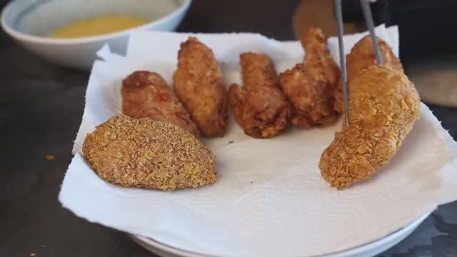 Куриные крылышки, как в KFC. Два варианта панировки.