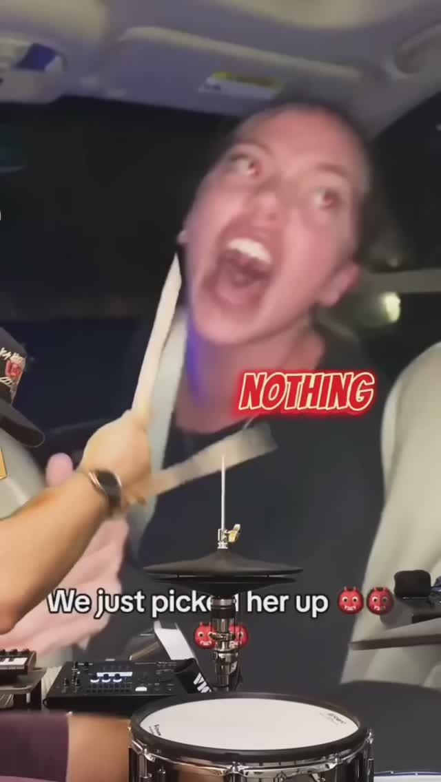 Чётко подобрали ритм на ударных под злую девку!)