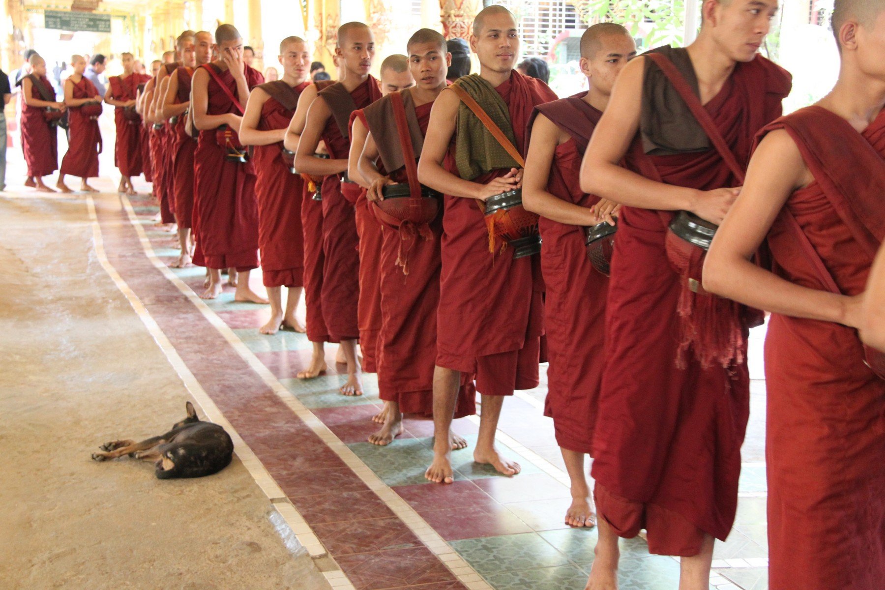 201102 Мьянма Баго кормление монахов