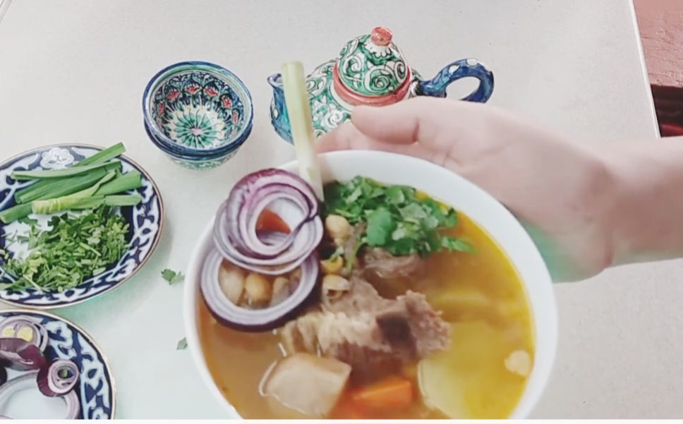 Махара. Вкусный суп с нутом и мясо с костями.