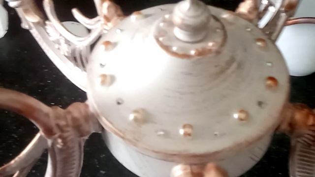 Немного украсила люстру.