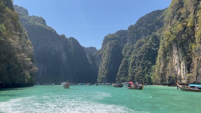 Пхи Пхи - далёкие Таиландские острова, где зеленая трава. День на лодке. Phi Phi Islands. Thailand.