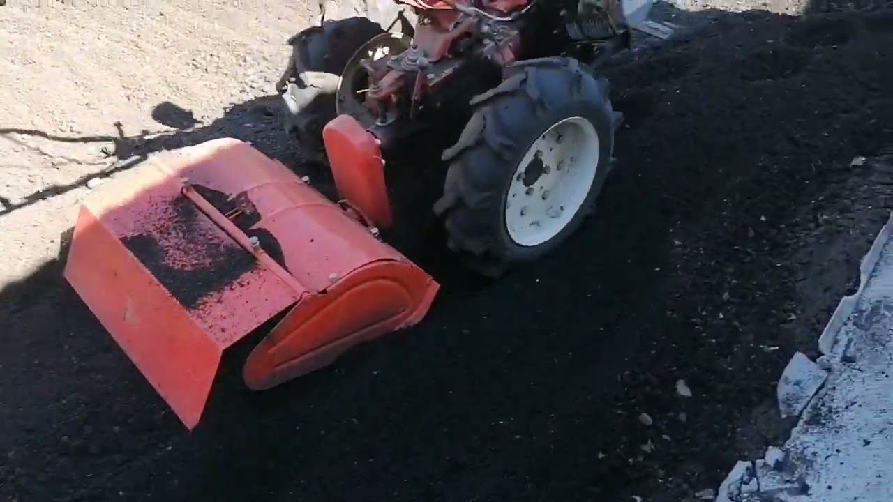 С фрезой для мотоблока Агро обрабатываем почву.