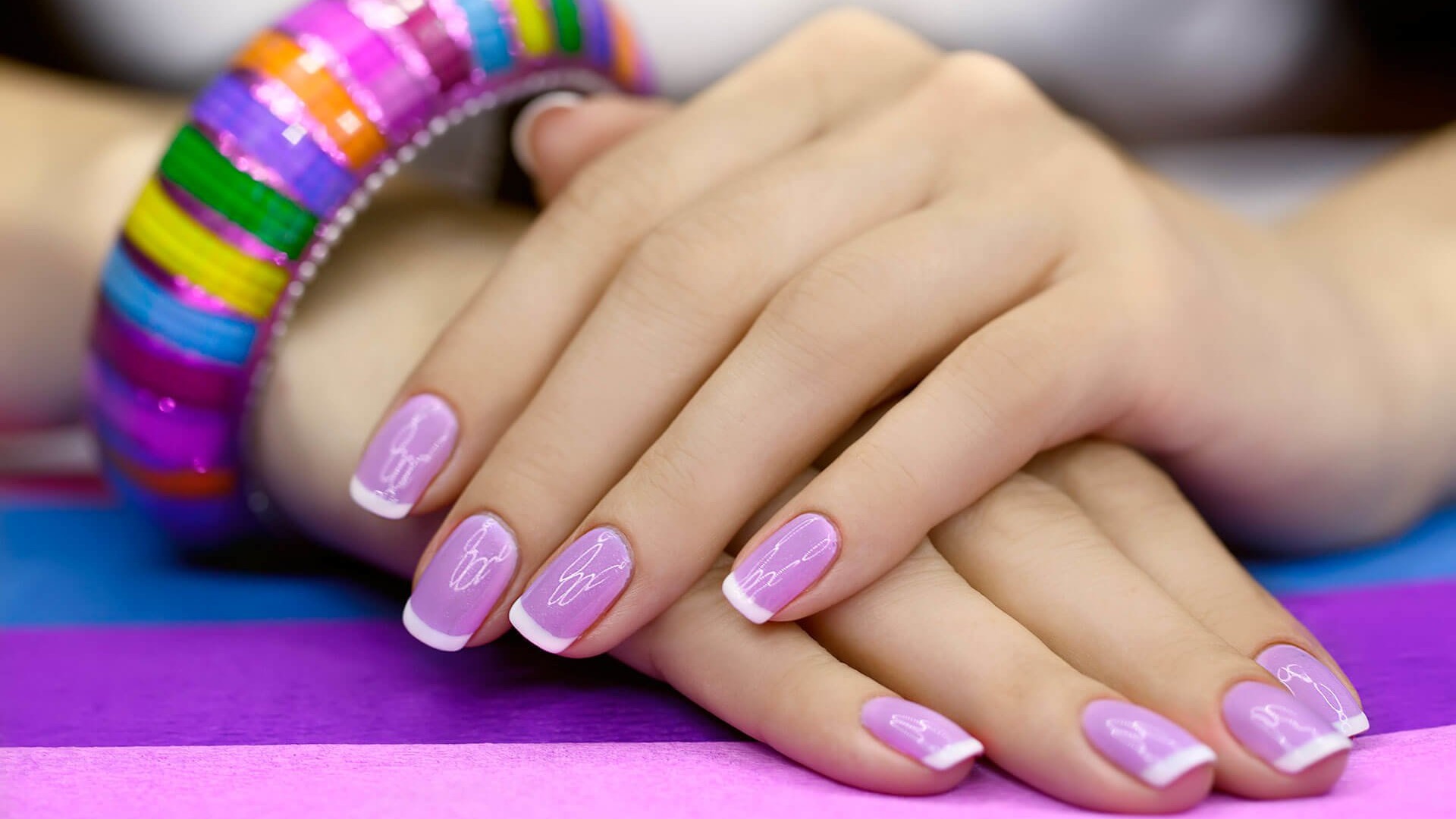 ?♂️Сестра взяла в заложники и обучается маникюру?