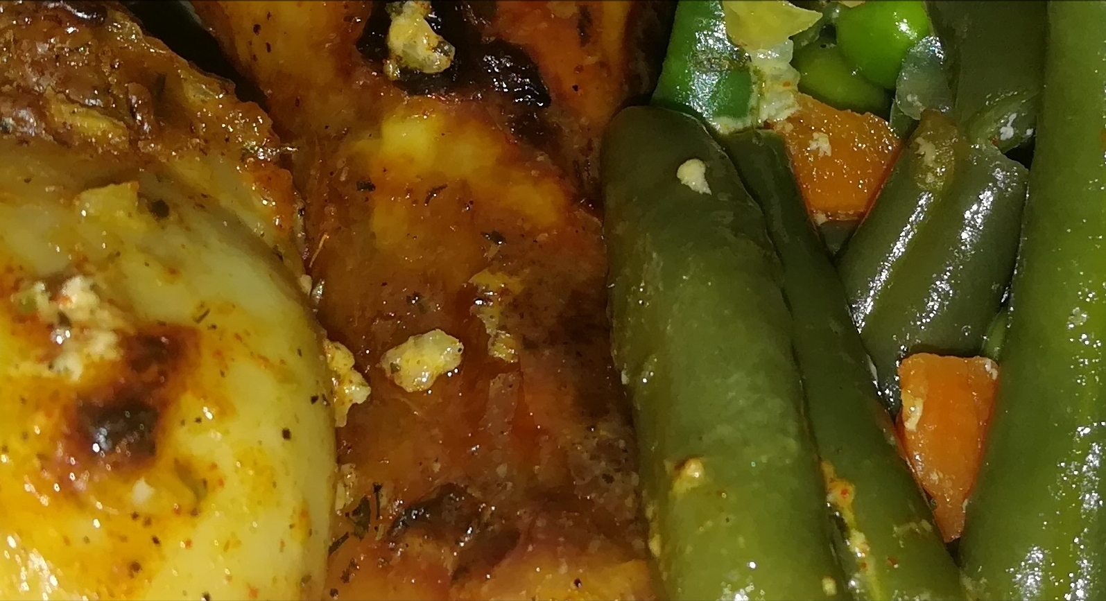 Куриная голень и смесь из овощей в духовке.