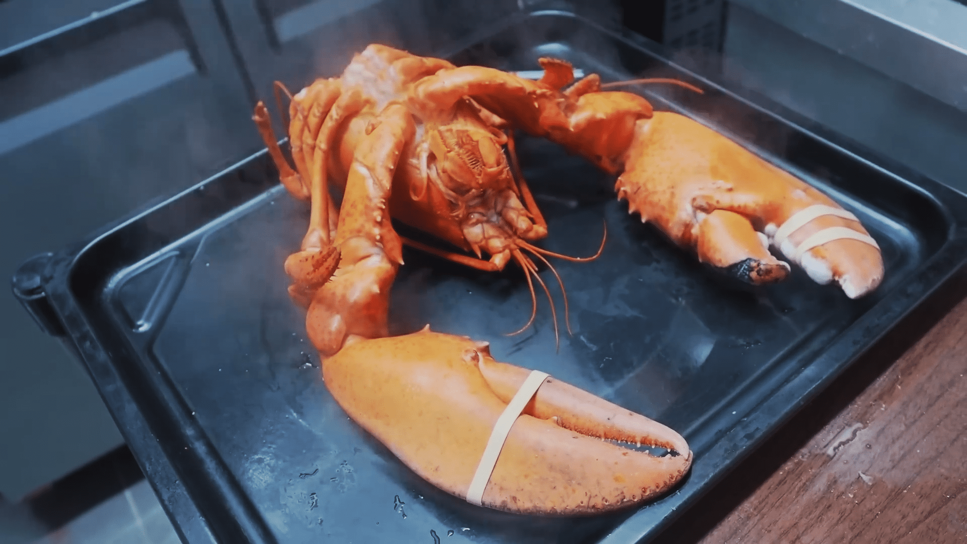 Омар на гриле с маслом, сашими из лобстера, жареное морское ушко