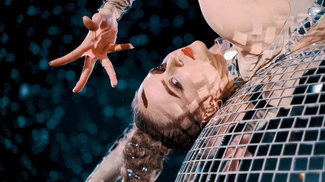 Шоу "Boudoir Show" (гимнастка на зеркальном шаре)