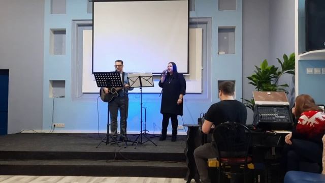 А река течет. Поем с женой под гитару