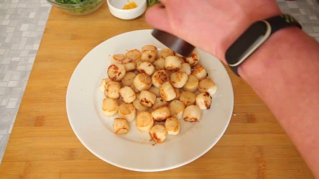 Видеорецепт «Морские гребешки в сливочно-чесночном соусе_ блюдо, которое так и тает во рту».mp4