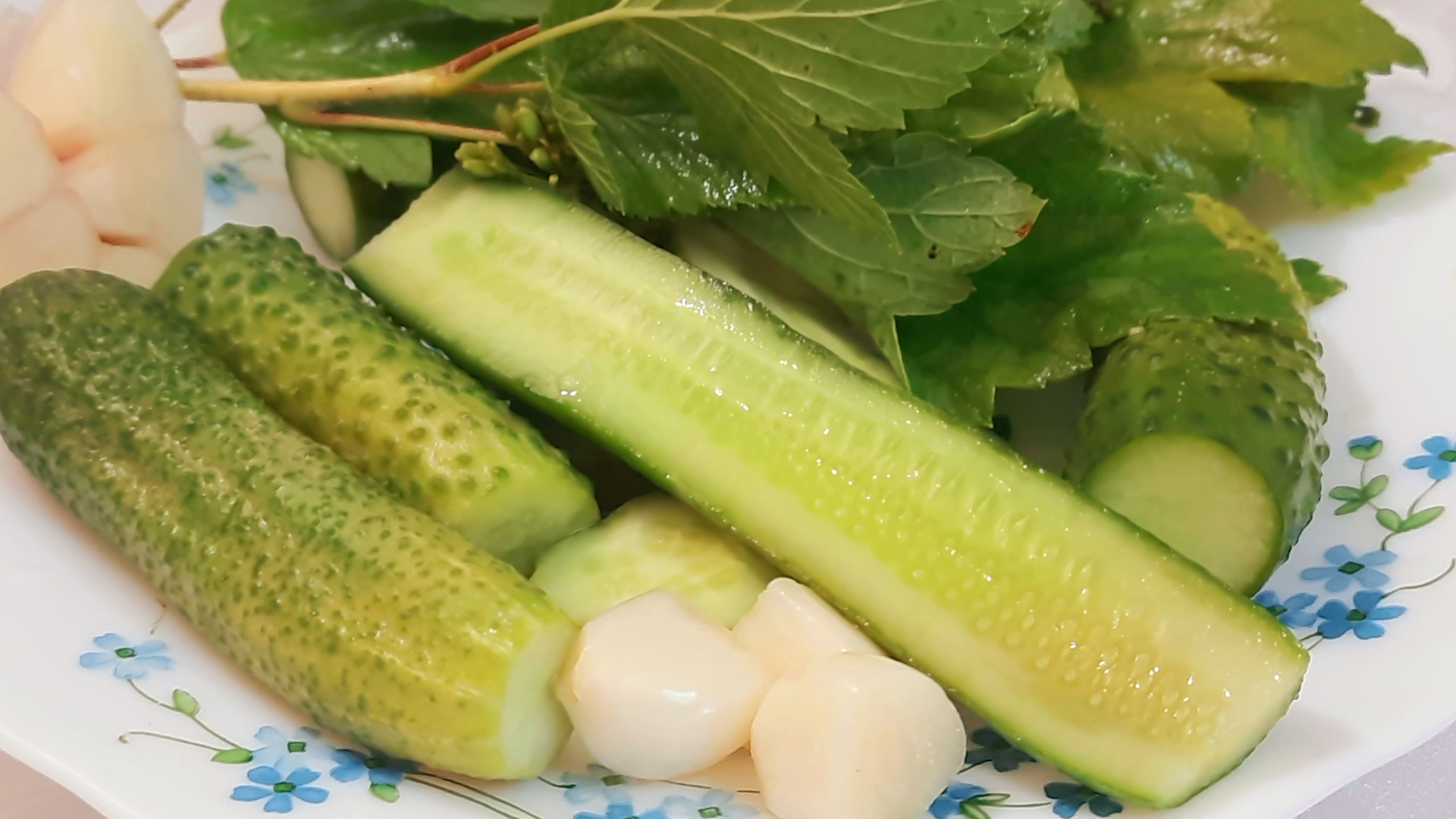 Малосольные огурчики, а затем немного солёненькие