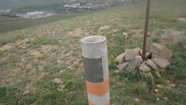 Вершина с геодезической пирамидой в степи