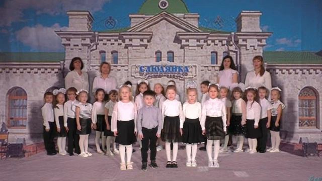 Вокальная группа  педагогов и  детей подготовительной группы  Лауреат 1 ст