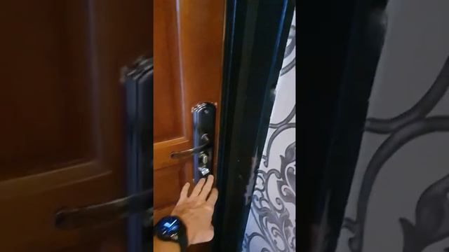 Как закрыть дверь изнутри квартиры