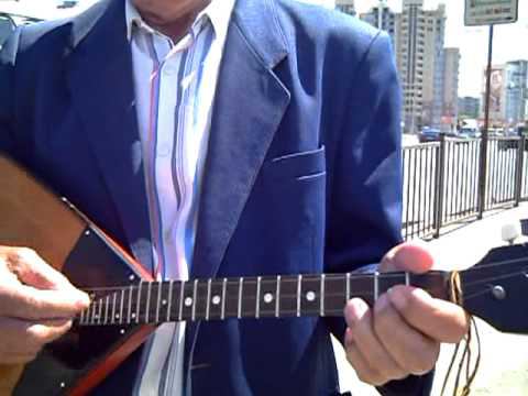 Игра на балалайке. Пискунов Иван Гаврилович. (Липецкий рынок.)