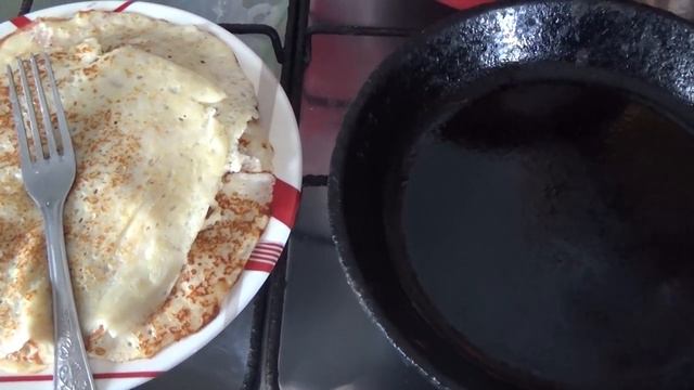 Тонкие блины с дырочками.