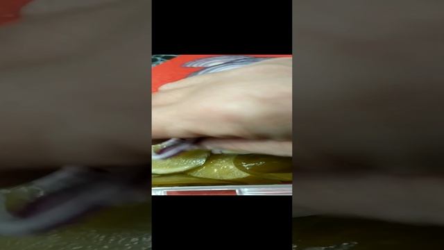 Вкусный салат из соленых огурцов