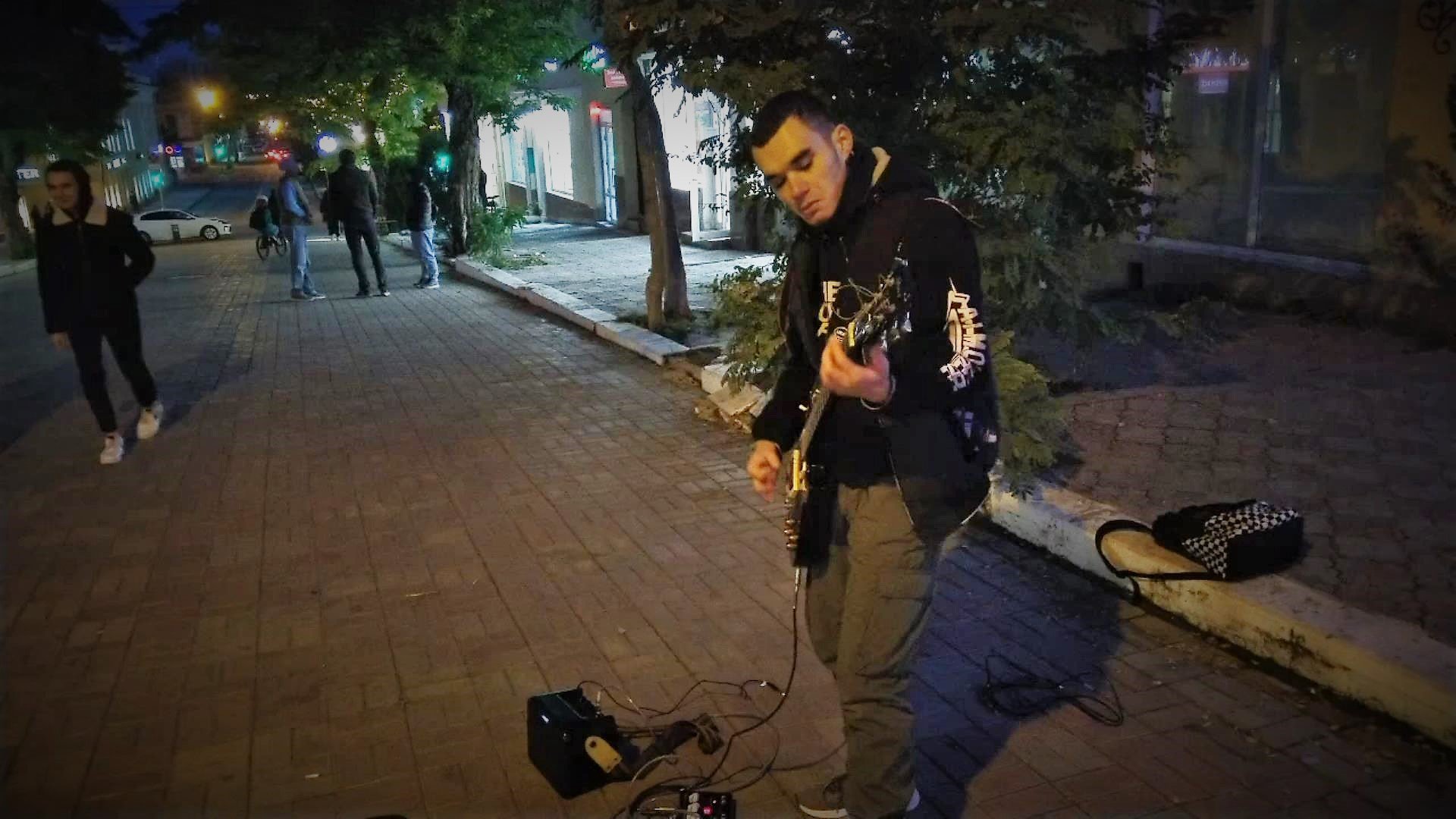 Хиты МЕТАЛЛИКИ И НИРВАНЫ в исполнении уличного музыканта Астрахани