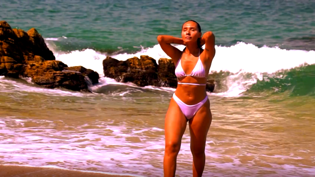 ПРЕКРАСНАЯ НАЯДА в БИКИНИ ВЫХОДИТ из МОРЯ!.mp4