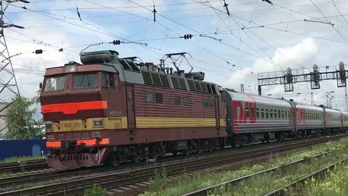 Электровоз ЧС4т-370 в заводском окрасе с пассажирским поездом Челябинск - Санкт-Петербург