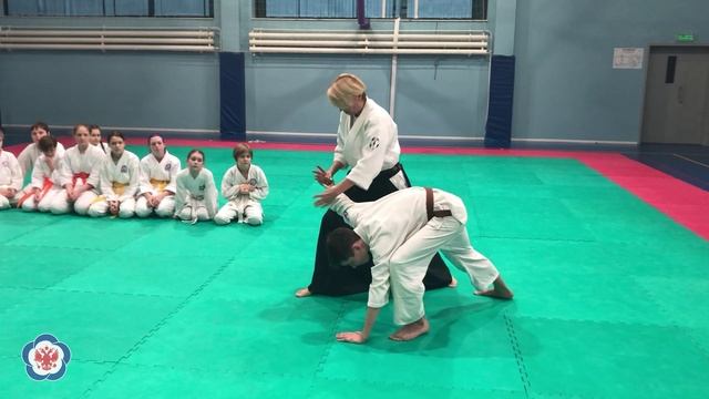 Ката дори мен учи икке (омоте/ура) коте гаеши. Наталья Руднева, 6 дан айкидо Айкикай. 2021 г.