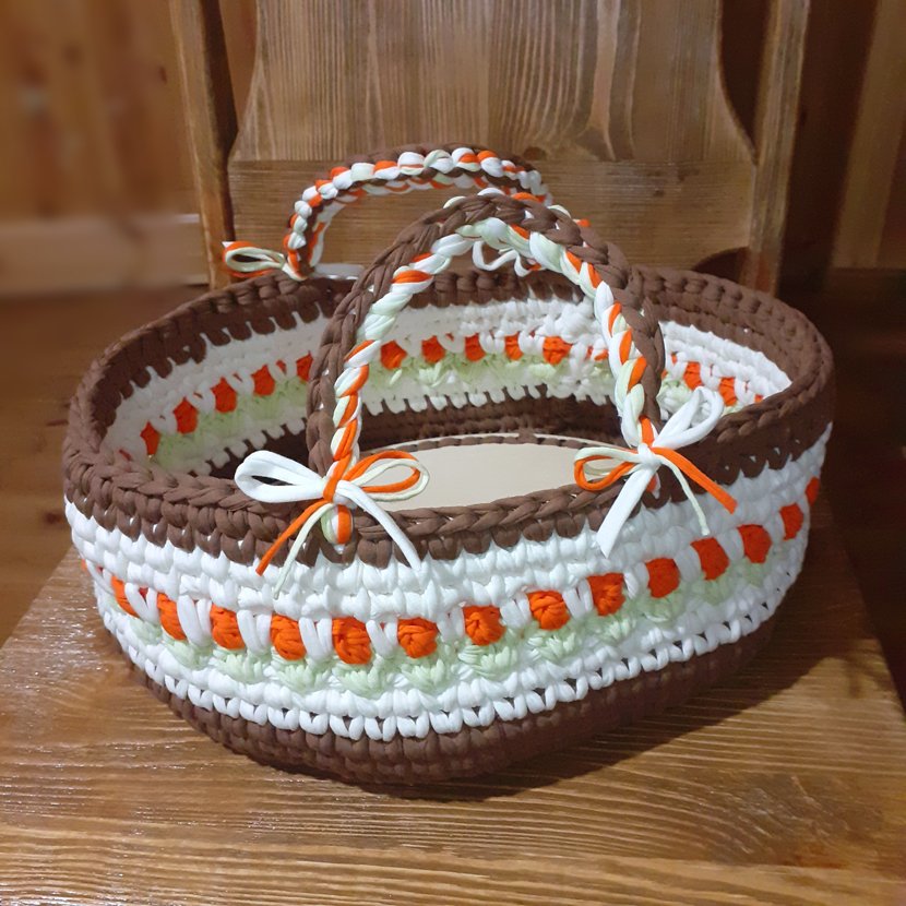 Вяжу крючком корзинку для рукоделия с тюльпанами из трикотажной пряжи