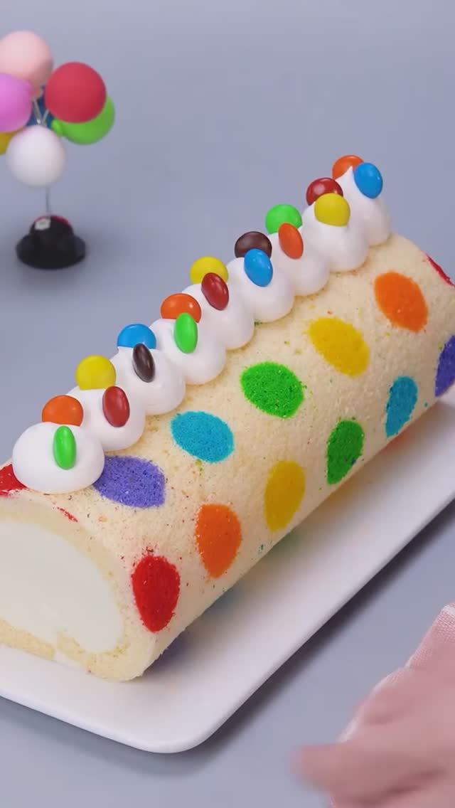 Разноцветный бисквитный рулет