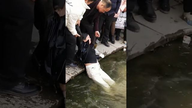 Аква парк в Китае. В зимней одежде полностью упала в воду. Wetlook