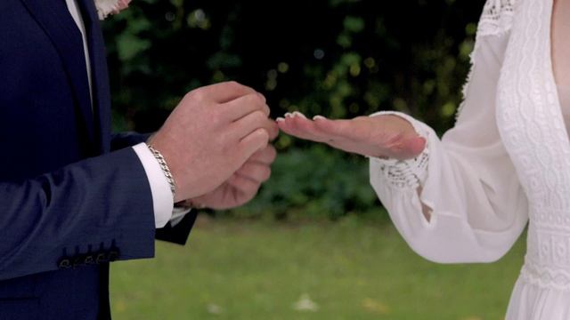 Церемония бракосочетания в парке гостиницы Даниловская в Москве