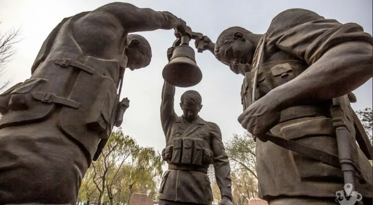 Нас трое в окопе. Сильвер. Выполнявшим интернациональный долг, и не вернувшимся домой, посвящаю!