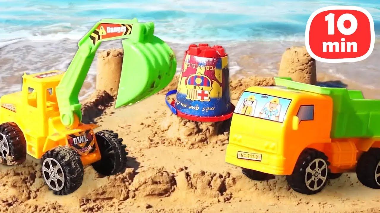 Песочница для малышей. Машинки нашли ЯЙЦО-СЮРПРИЗ! Лепим куличики и формочки