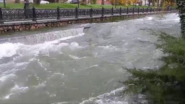 Река Салгир впервые за долгое время вновь стала полноводной и бурной..