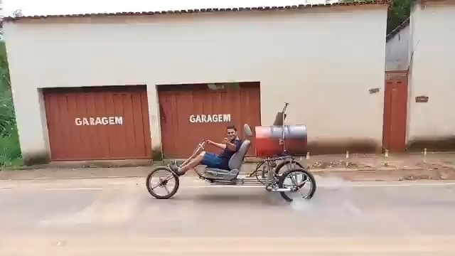 Post-Электрическая эпоха: Житель Бразилии собственноручно построил 3-колесный паромобиль