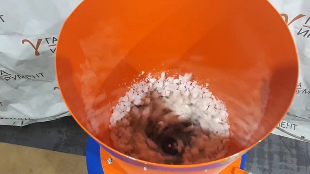 Дробилка измельчитель поролона модель МИ-400 дробление измельчение на сетке 20мм.mp4