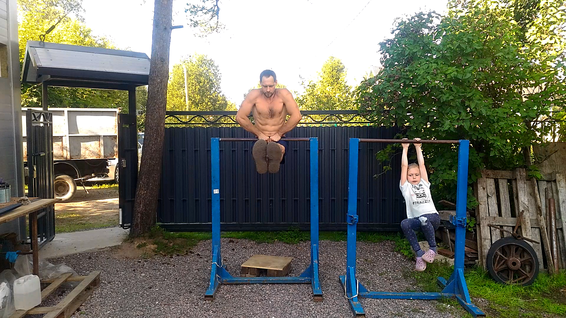 Уголок под турником с узкой постановкой рук