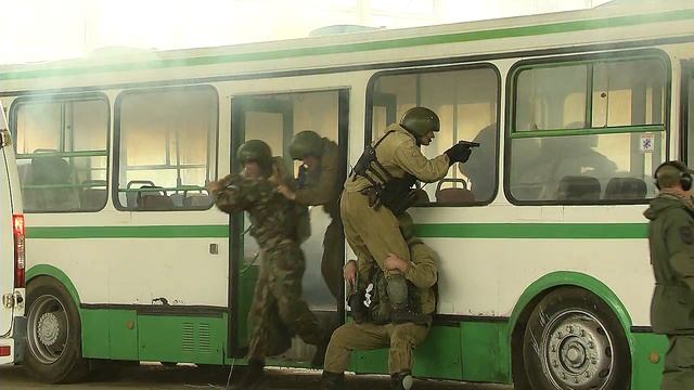 Пиротехника "Большого праздника" в мини-сериале "Девушка и террористы". Серия 4: "Автобус" .mp4