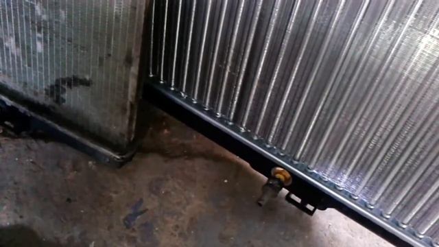 ниссан альмера классик радиатор охлаждения ,штуцера под шланги  охлаждения акпп.mp4