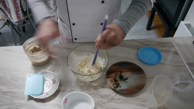 Выводим пшеничную опару из ржаной закваски.