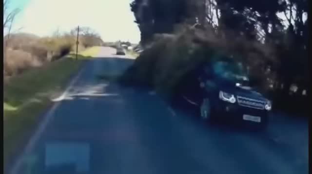 Опасные ситуации на дорогах России - аварии, заносы, скользкие дороги. Будьте осторожны за рулем!