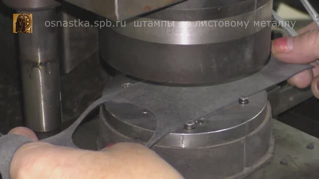 Штамповка резины в компаундном штампе.