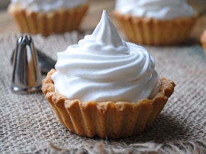 ОФОРМЛЯЕМ КОРЗИНОЧКИ БЕЛКОВЫМ КРЕМОМ.