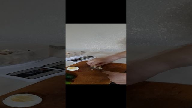 САлат с морских продуктов на обед