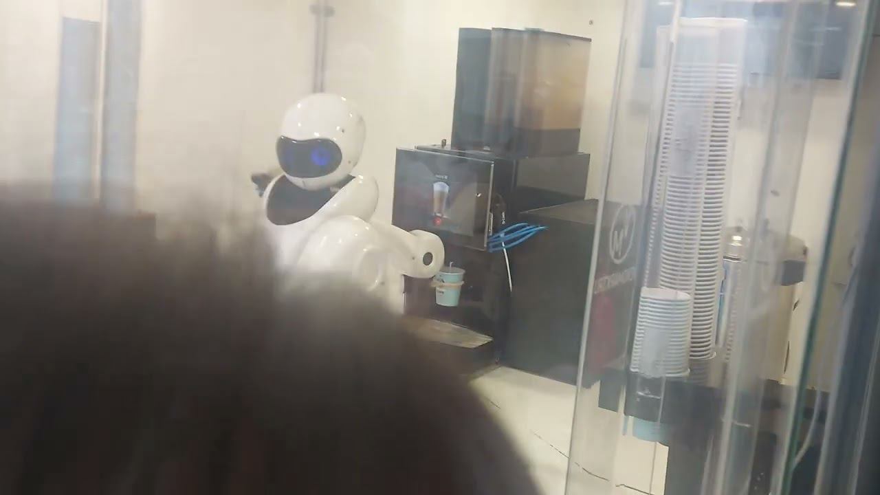 Сенсация! Робот готовит кофе в парке "Зарядье" (11.09.21)