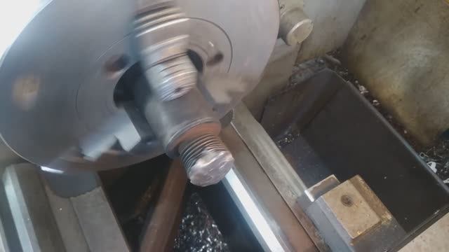 Сань, поправь резьбу. Рулевой палец К-744.