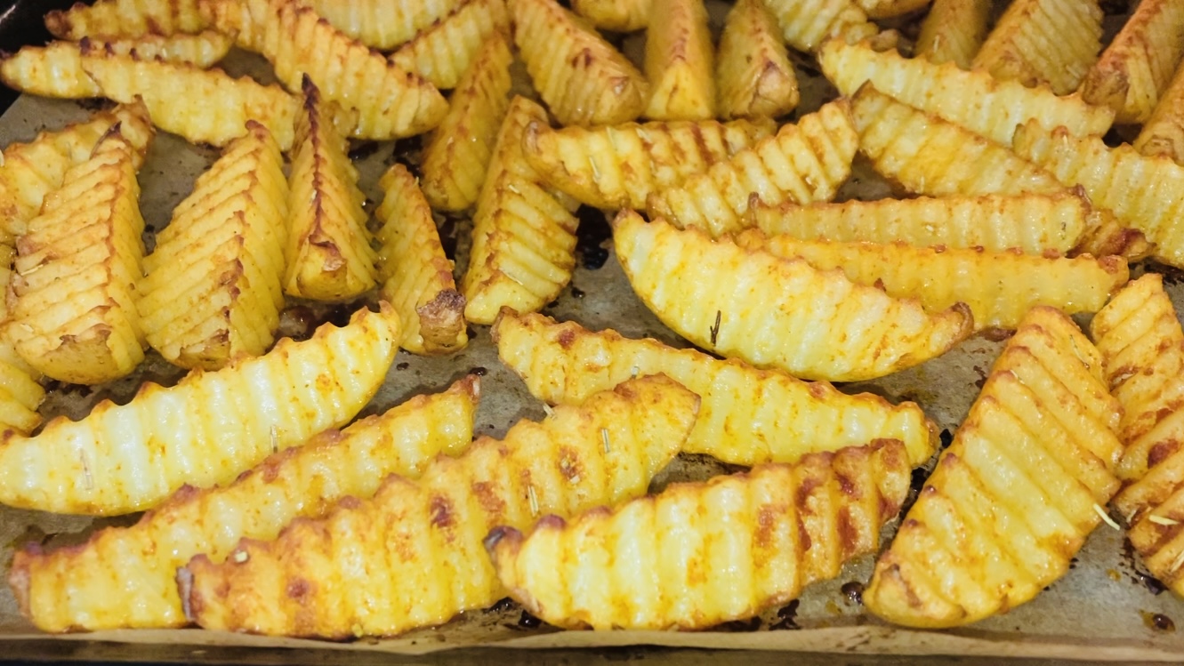 Когда хочу вкусной картошечки, готовлю так. Картофель по-деревенски в духовке.