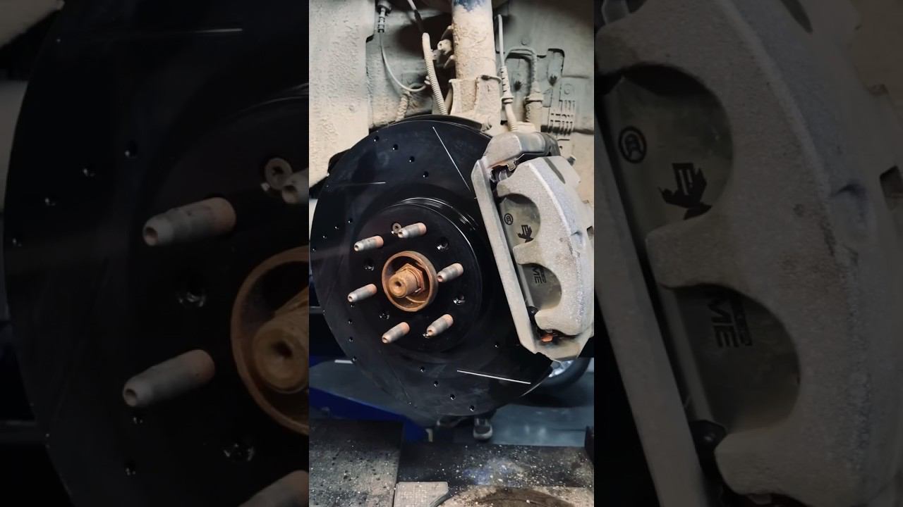 Устанавливаем наши фирменные тормозные диски MadCat в комплекте с колодками на Cadillac XT5.