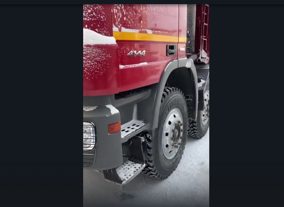 Самосвал Мерседес 8_8 на шинах 325_95R24 Continental HCS