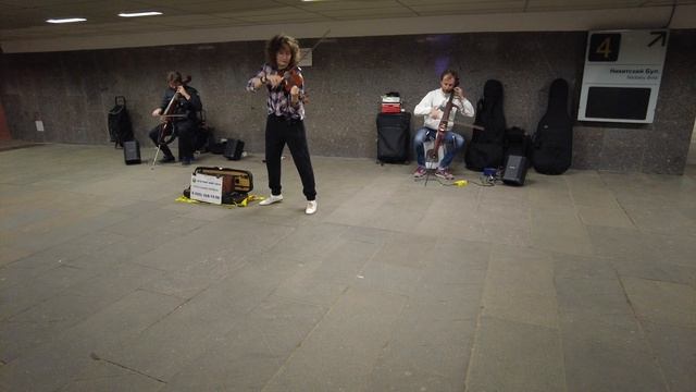 Уличные музыканты в Москве на Старом Арбате Michael Jackson - Smooth Criminal.mkv