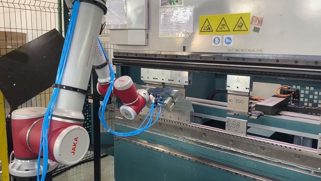 Обслуживание гибочного пресса коллаборативным роботом